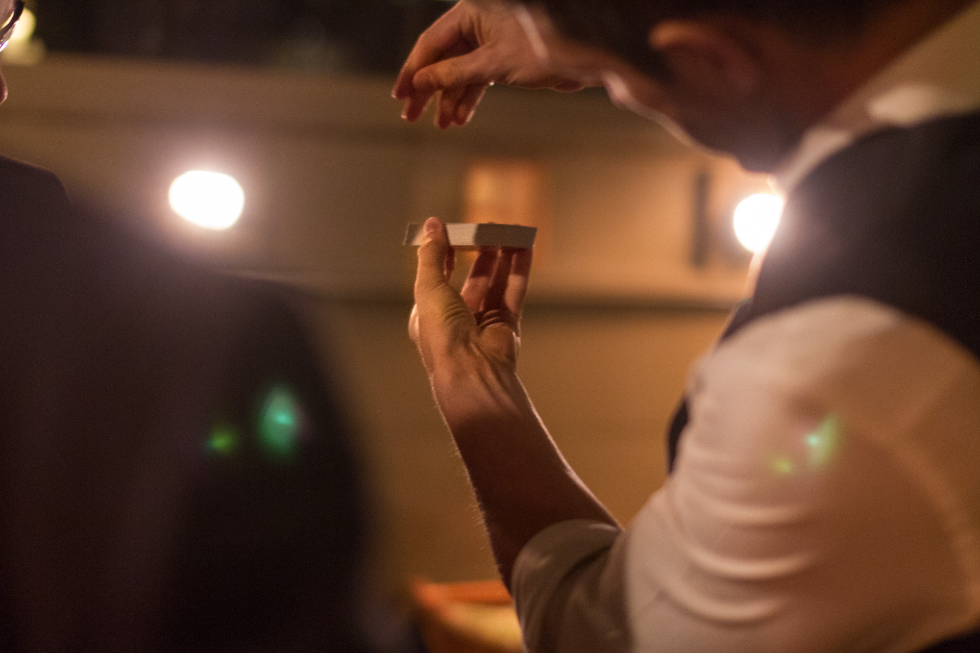 Magicien close-up un art de la magie pratiqué par les magiciens